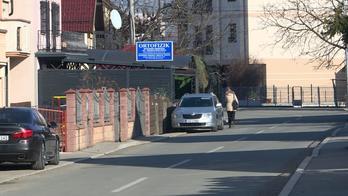 Ljekar u Brčkom na poslu i nakon pronalaska kostiju žrtava genocida u ...