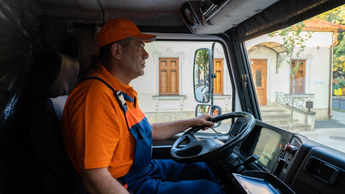 A lăsat profesia de polițist pentru cea de gunoier: „Nu este o rușine”