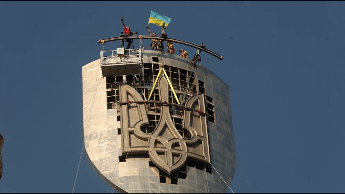 Ukrainian Trident Replaces Soviet Emblem On Kyiv War Memorial