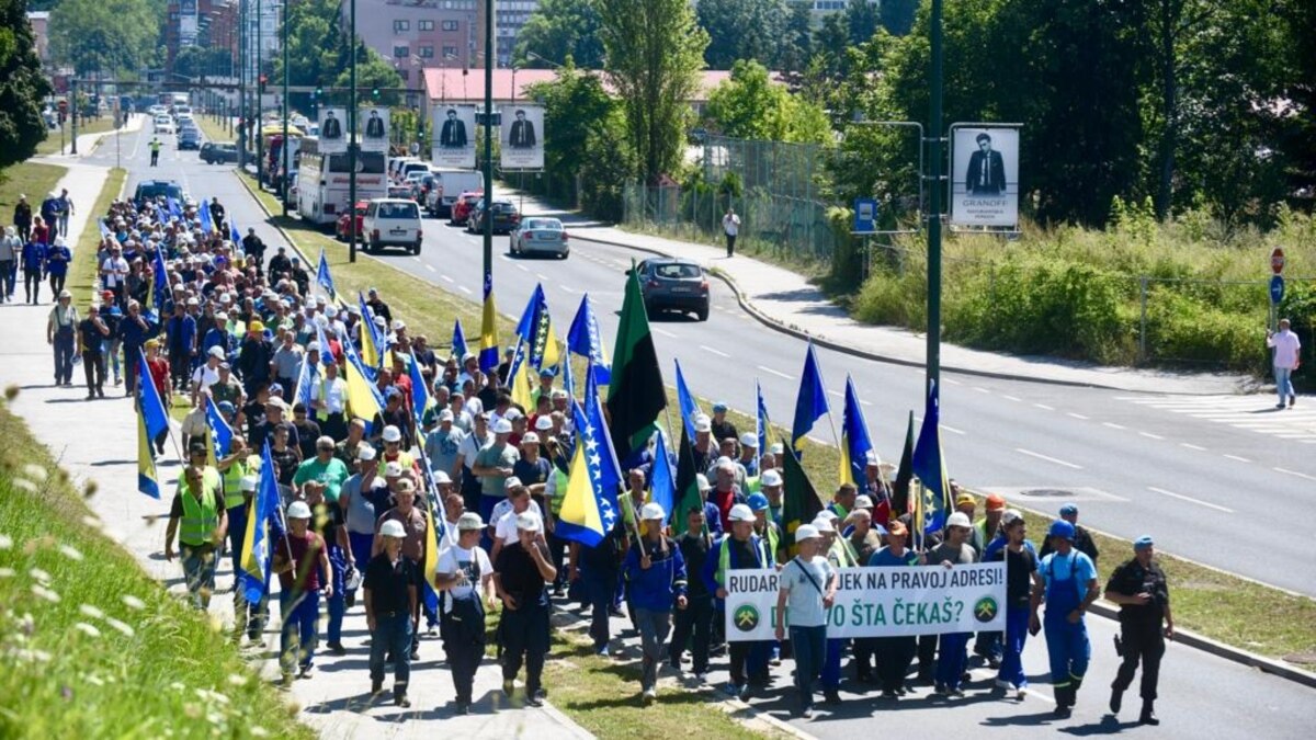 Stotine rudara sa protesta u Sarajevu zatražili plate i bolje stanje u ...