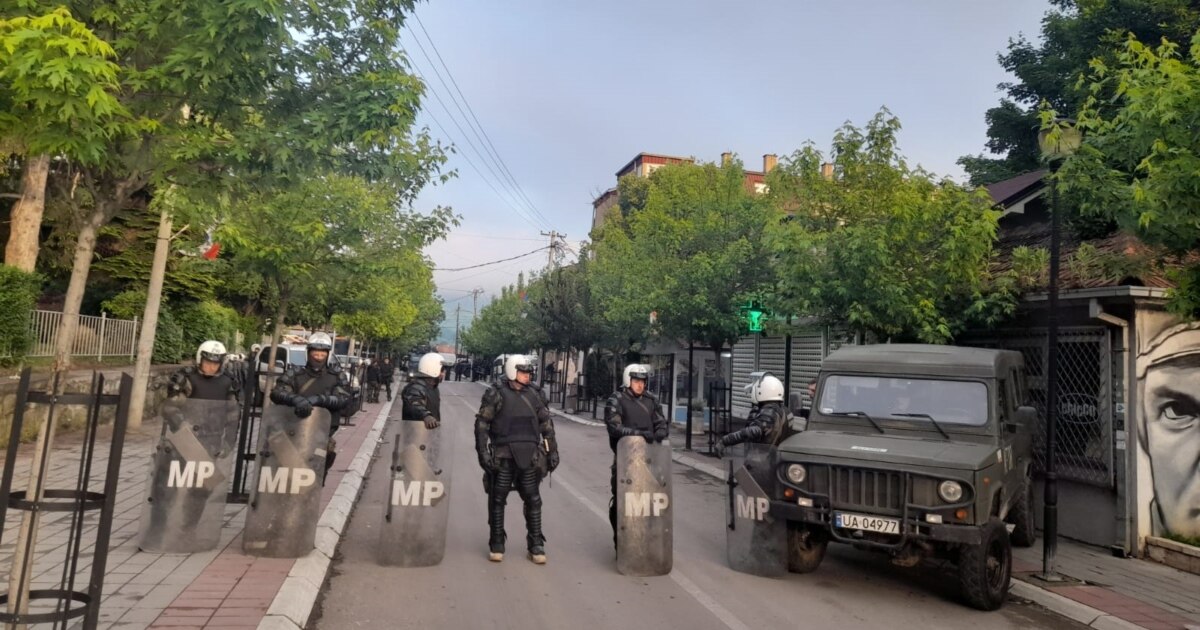 Diplomatët e huaj dënojnë dhunën ndaj KFOR-it dhe gazetarëve në veri