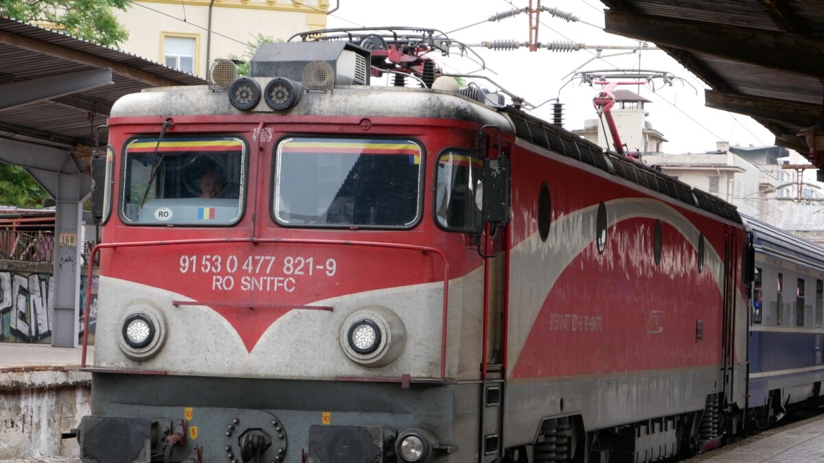 Locomotiva unui tren Regio s-a ciocnit cu primul vagon la schimbarea ...