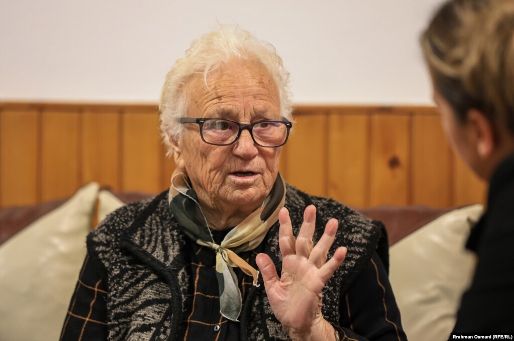 “Shyqyr që ekziston”, brenda shtëpisë ku të moshuarit luftojnë vetminë ...