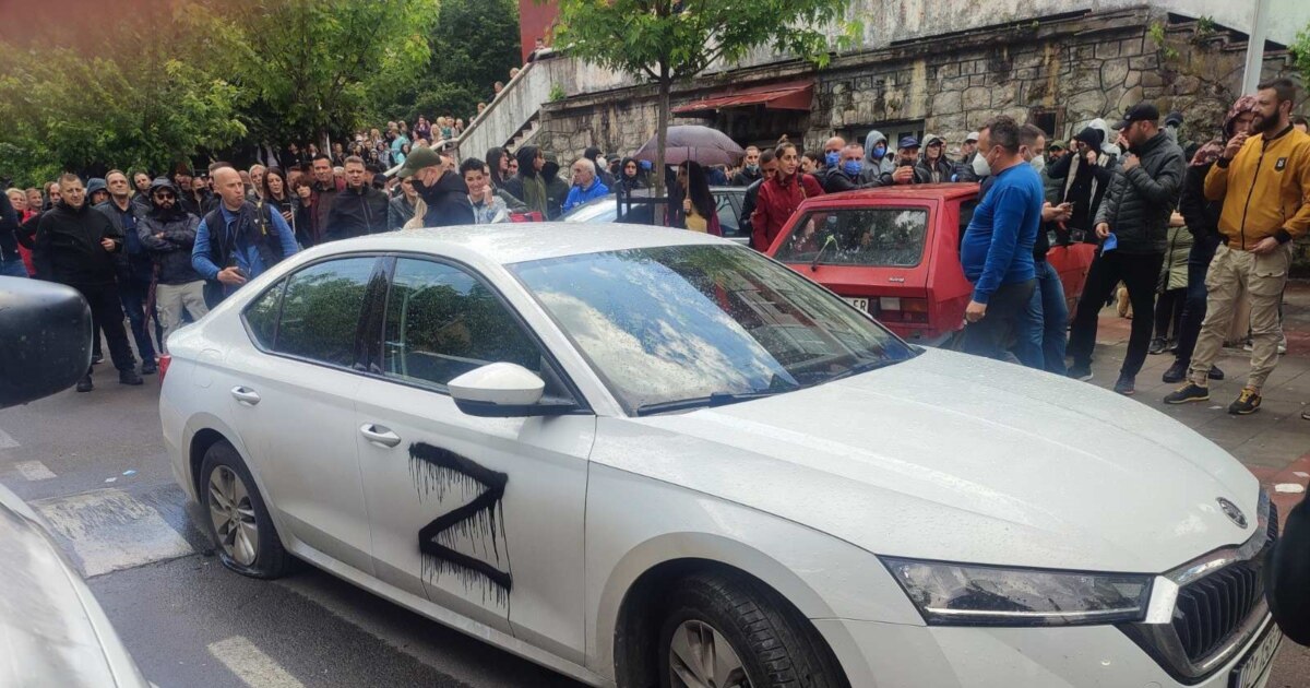 Simbolet e pushtimit rus në automjetet e Policisë dhe të KFOR-it në veri