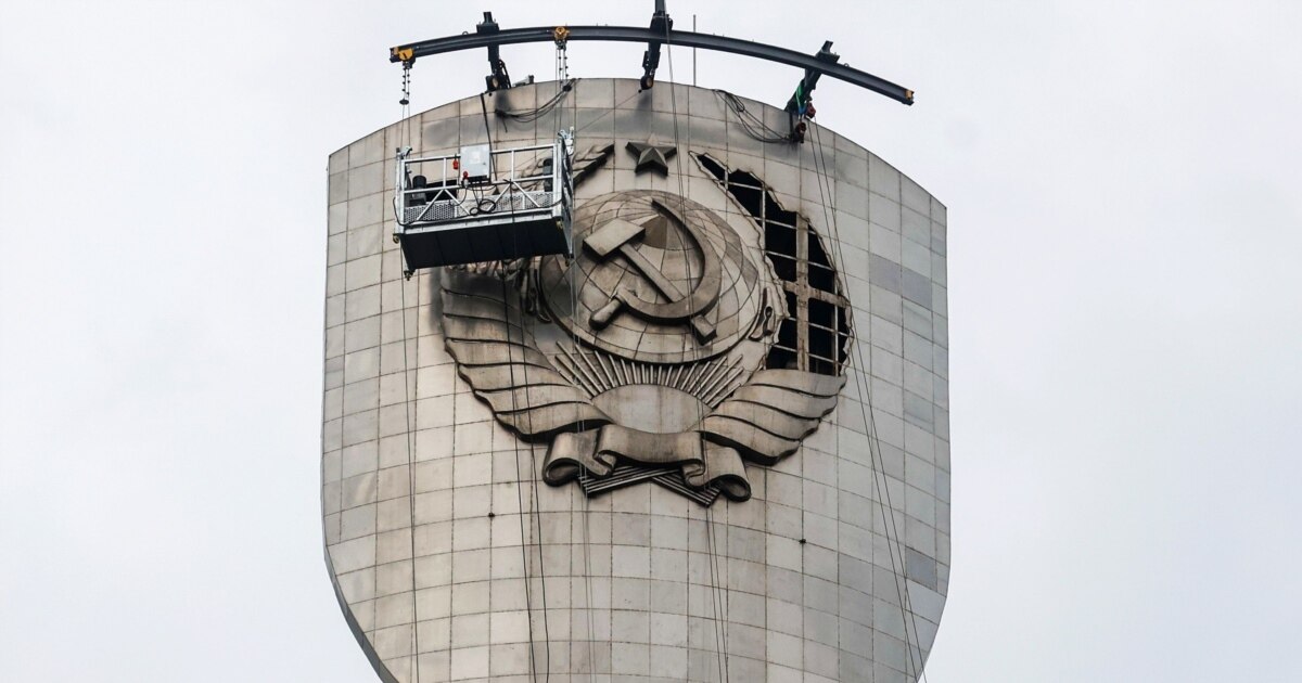 У Києві почали демонтаж герба СРСР на монументі «Батьківщина-Мати»