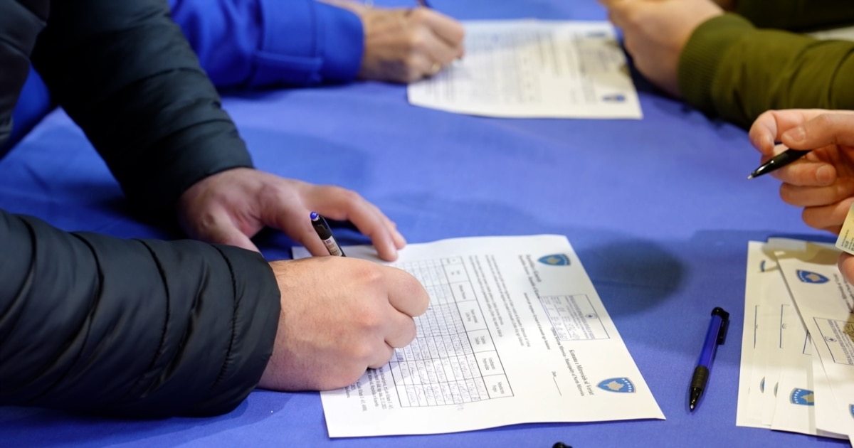 Kosovar Serbs Start Signing Petitions To Oust Ethnic Albanian Mayors