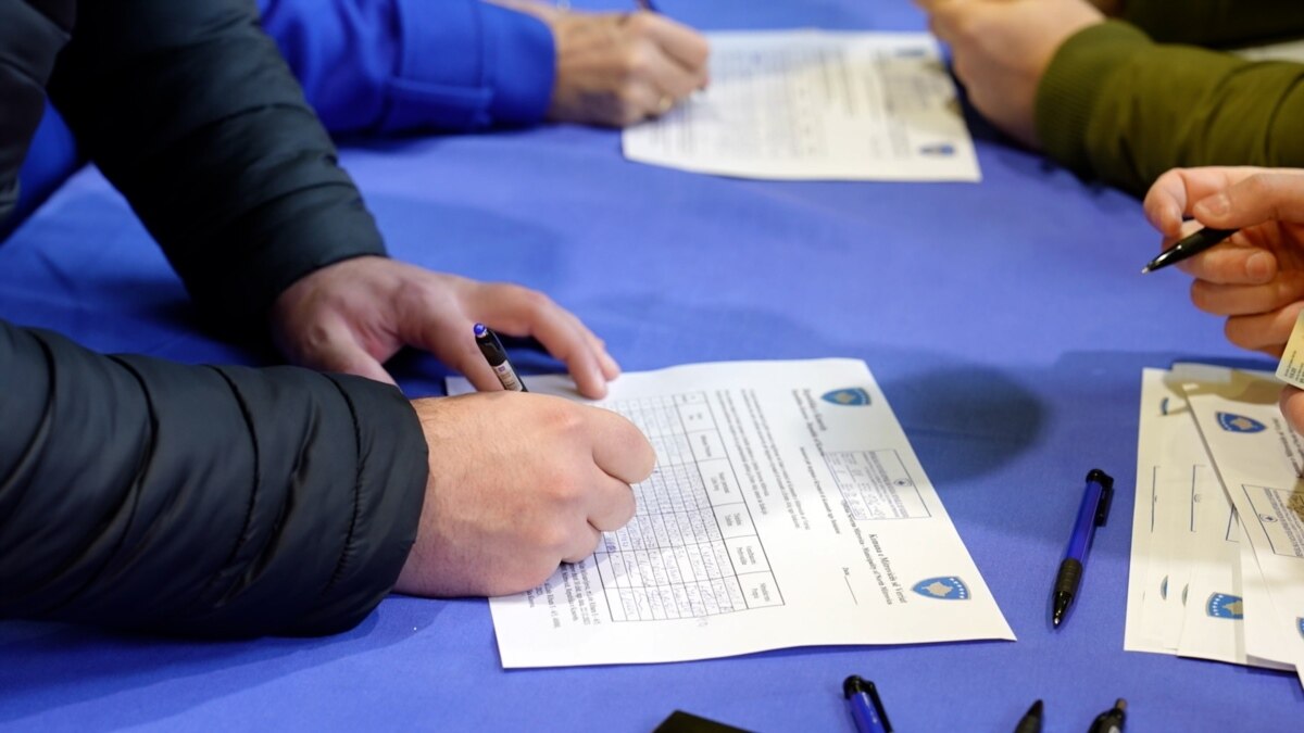 Kosovar Serbs Start Signing Petitions To Oust Ethnic Albanian Mayors