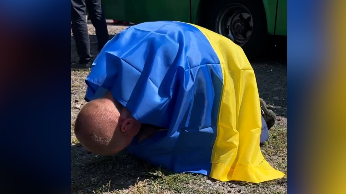 Flags, Tears, And Kneeling As Ukrainian Soldiers Return From Russian ...