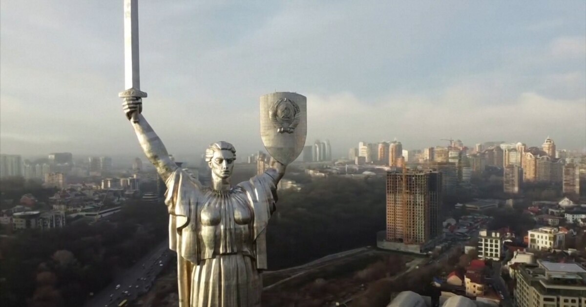 Simbolet sovjetike largohen nga monumenti i Kievit