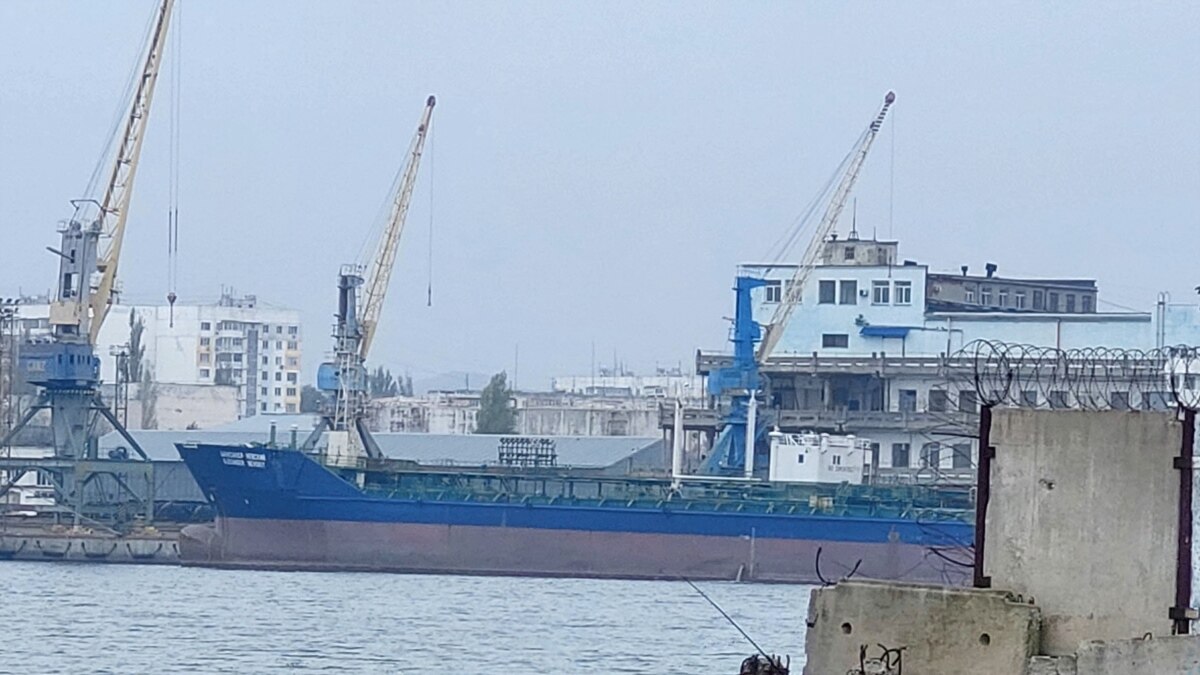 В морском порту Керчи находятся сразу четыре судна (фото)