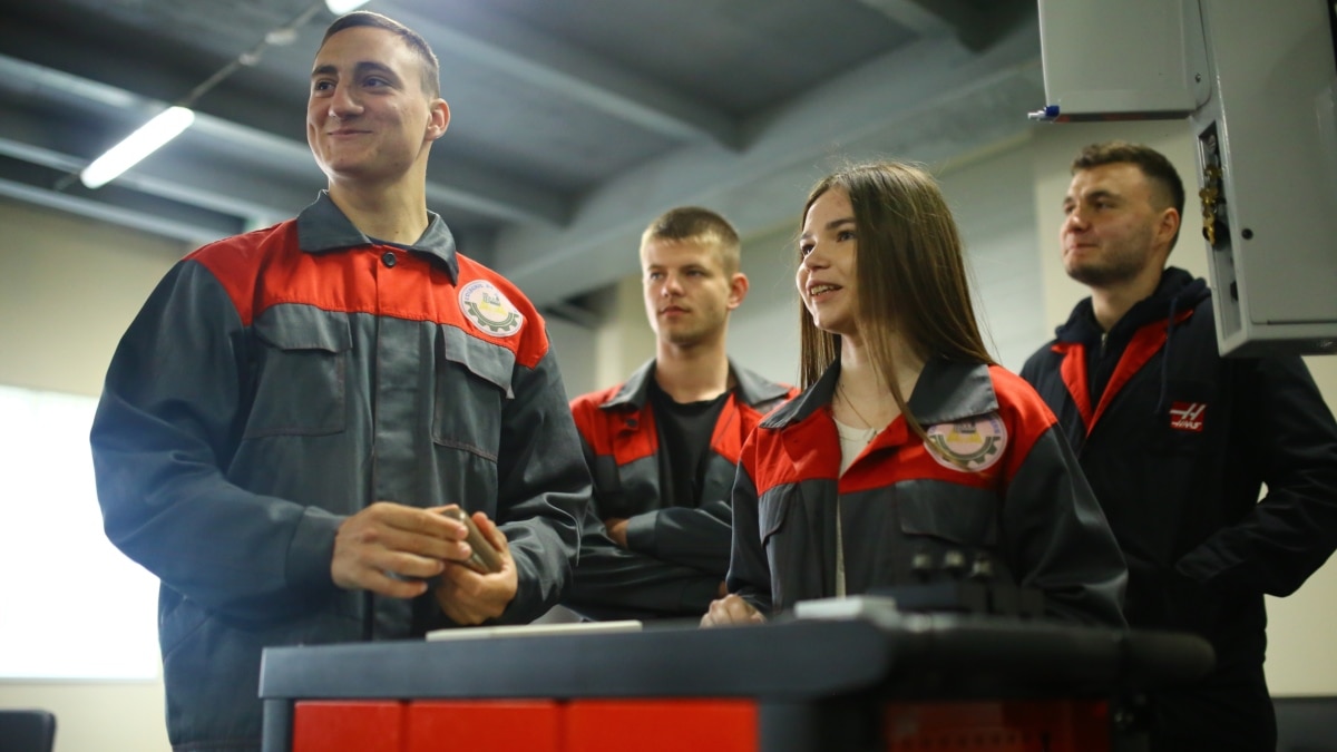 Sunt elevi și primesc salariu pentru asta. De vorbă cu viitorii ...