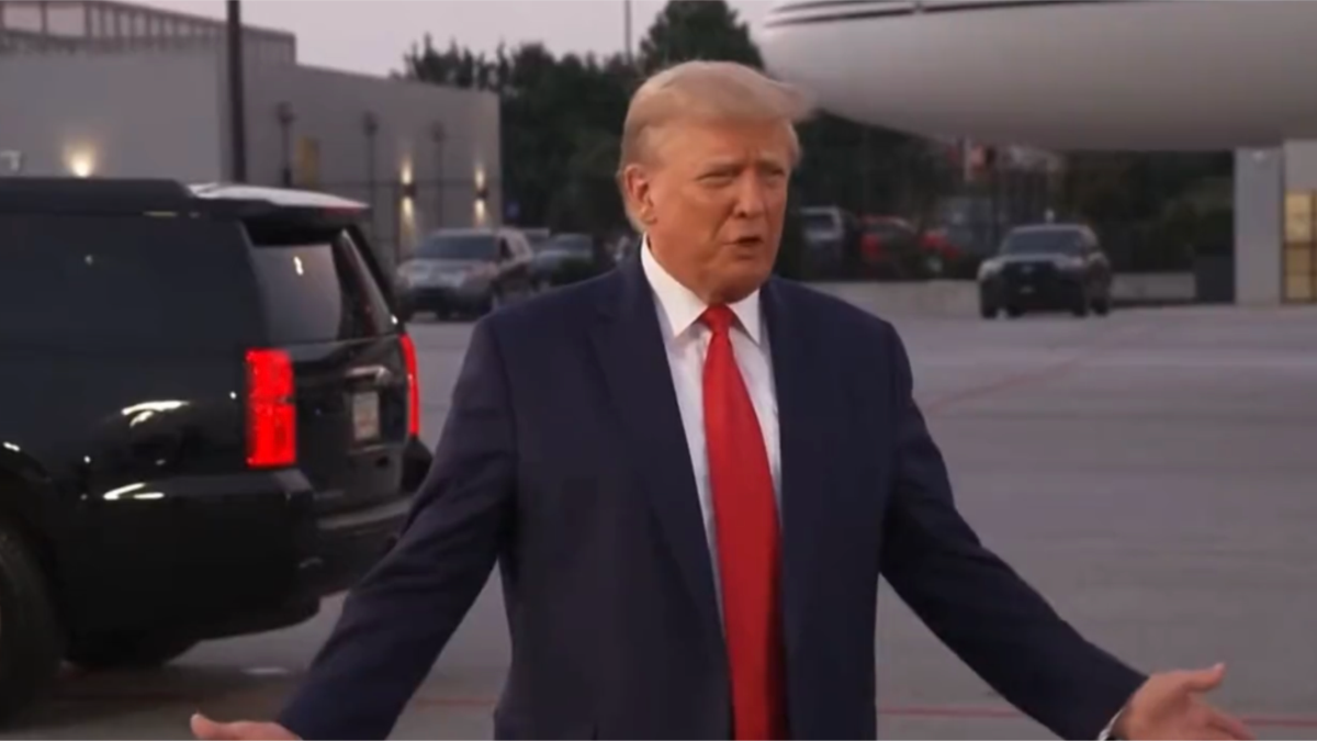 Дональд Трамп был подвергнут процедуре ареста в тюрьме в Атланте