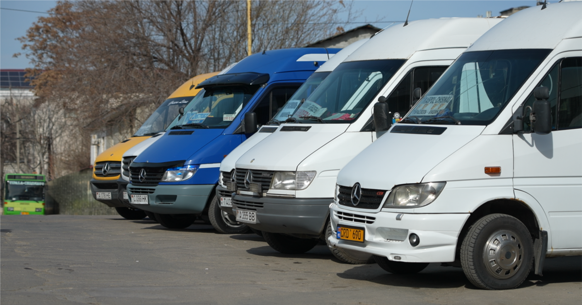 A început greva transportatorilor, călătorii au așteptat ore-n șir un ...