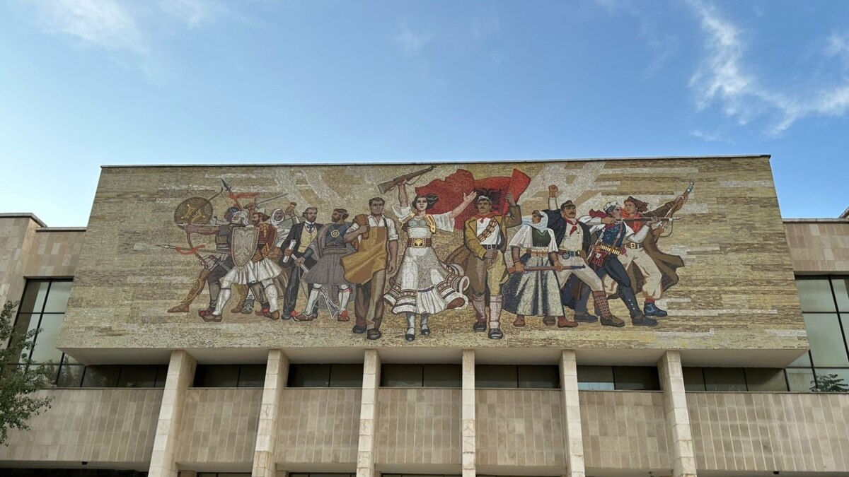 Simbolet komuniste nxisin debat në Shqipëri