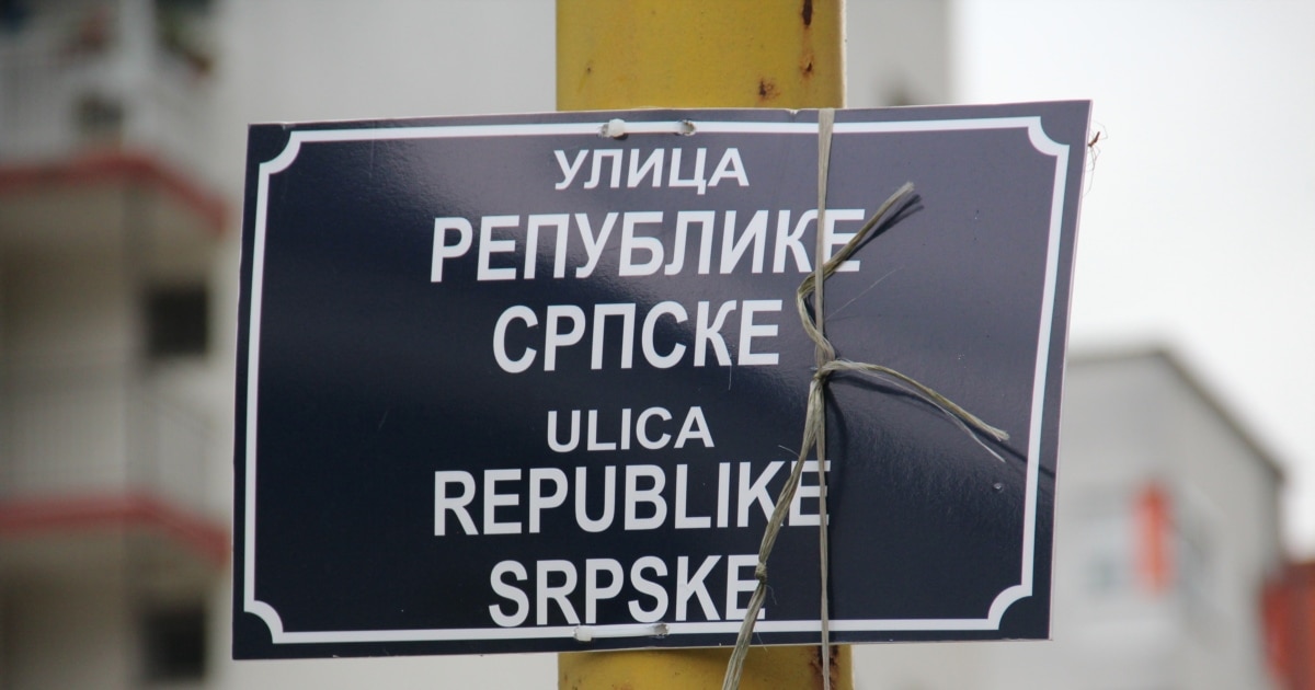 Improvizirana tabla s novim nazivom ulice postavljena u Srebrenici