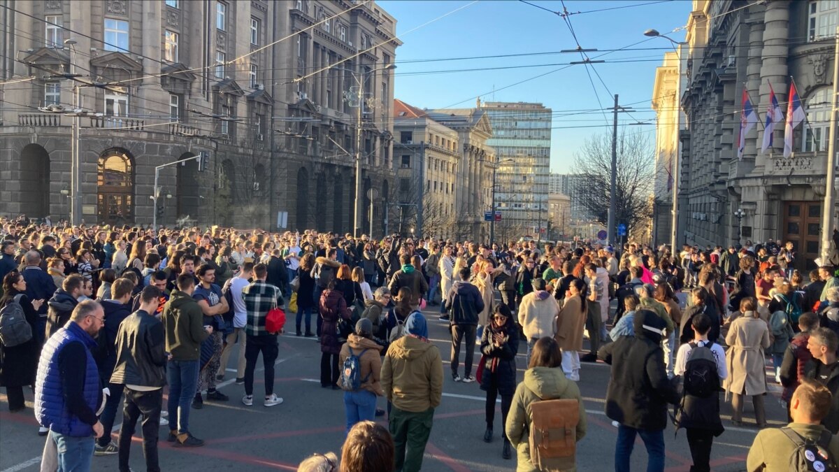 Десетки са задържани на антиправителствен протест в Белград Студенти