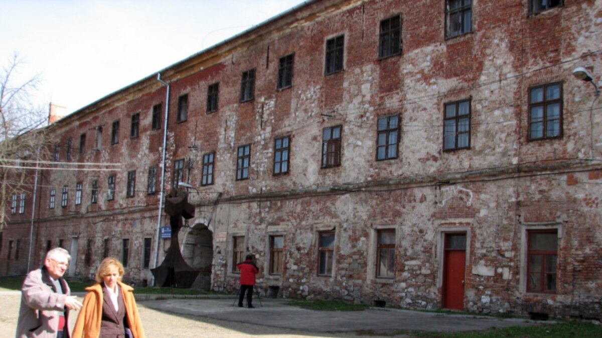 Cetatea din Oradea – înainte și după reabilitarea cu bani europeni.