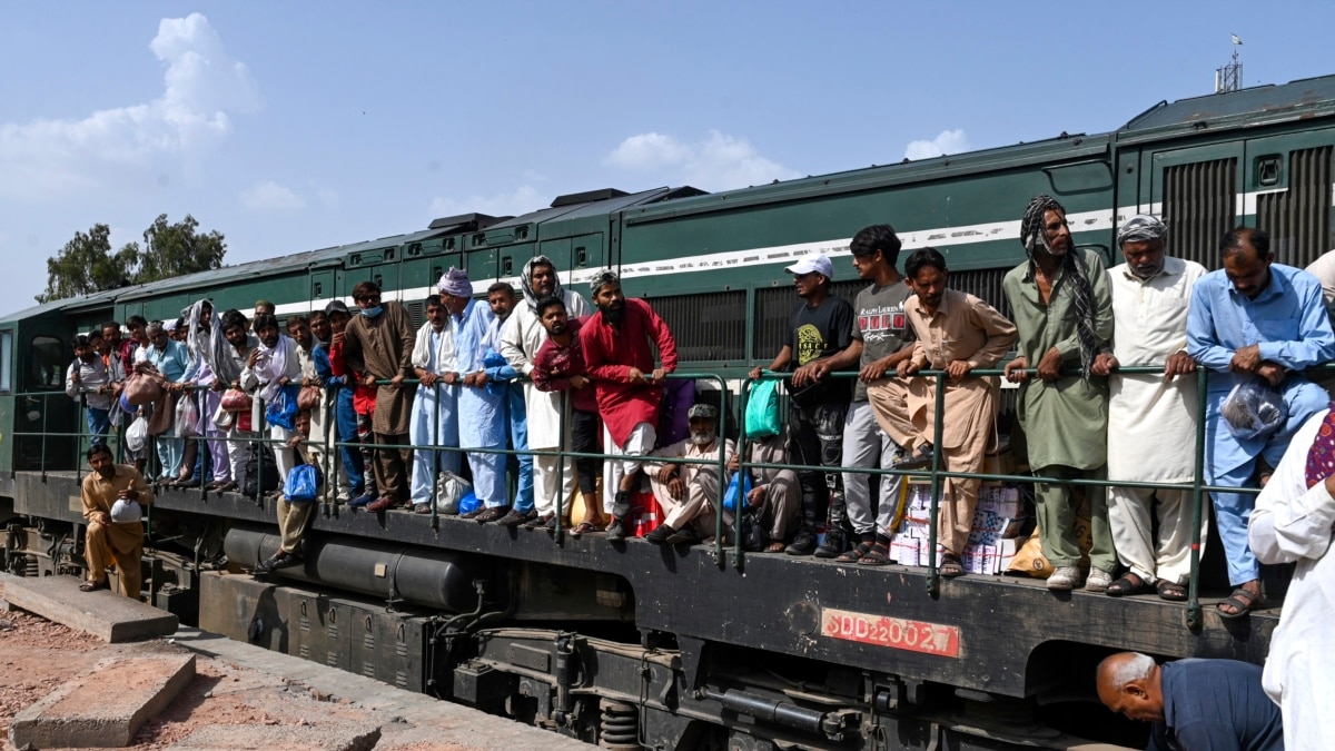 Fire On Passenger Train In Southern Pakistan Kills At Least Seven