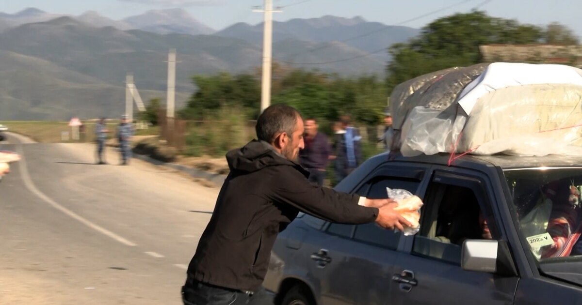 Armenian Volunteers Rush To Help Flood Of Refugees From Nagorno-Karabakh