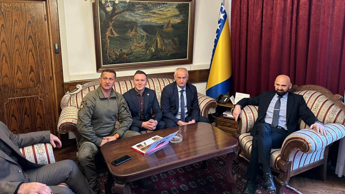 Šokantno što ministar slavi povratak uhapšenih policajaca na posao ...