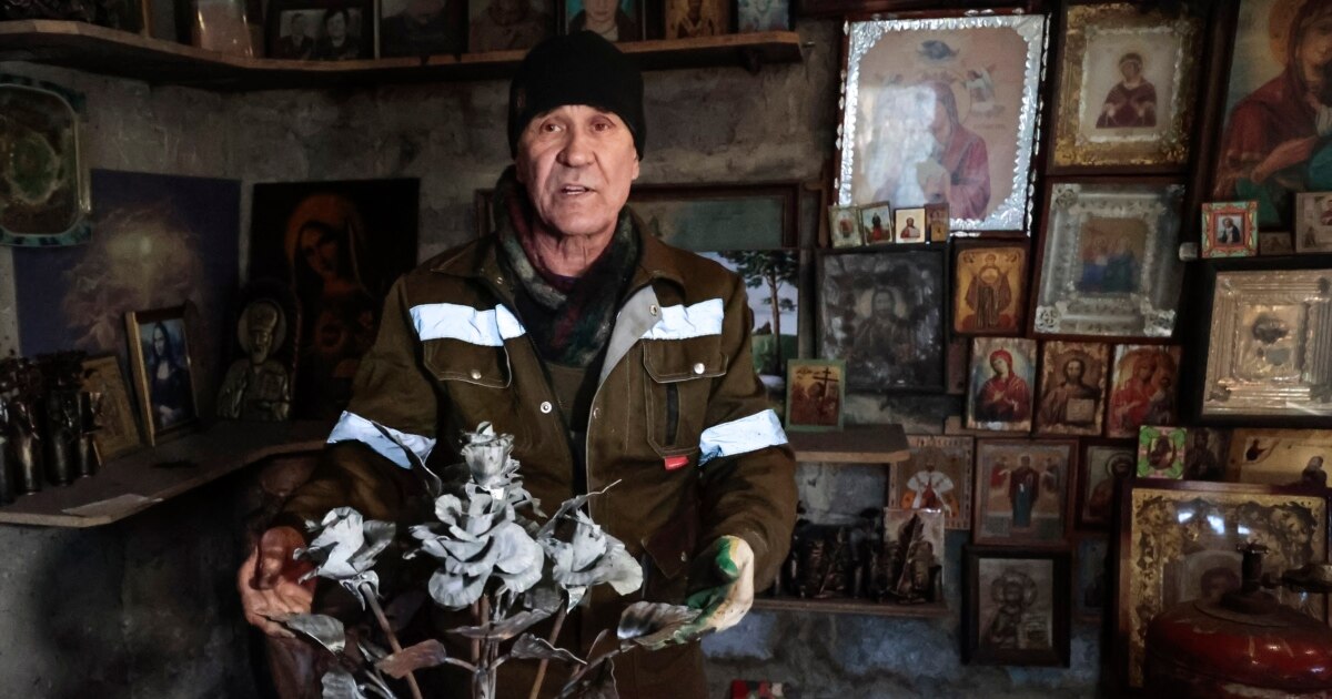 Flori de război: un fierar transformă în artă armele și muniția din ...
