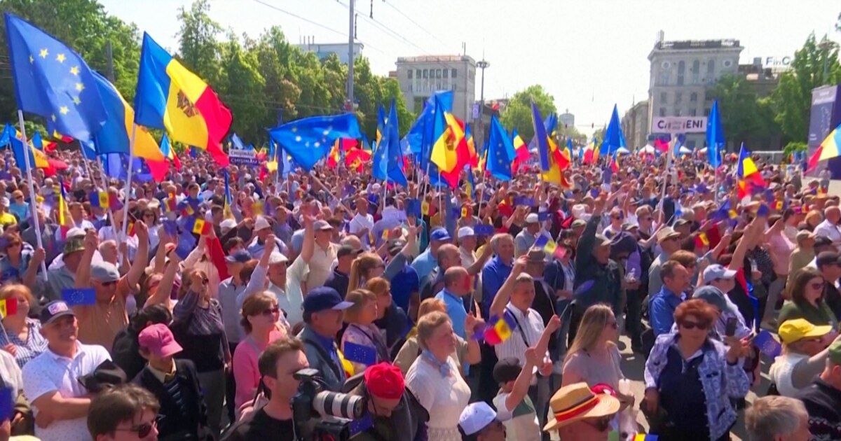 Tens Of Thousands Rally In Moldovan Capital In Pro-EU Demonstration