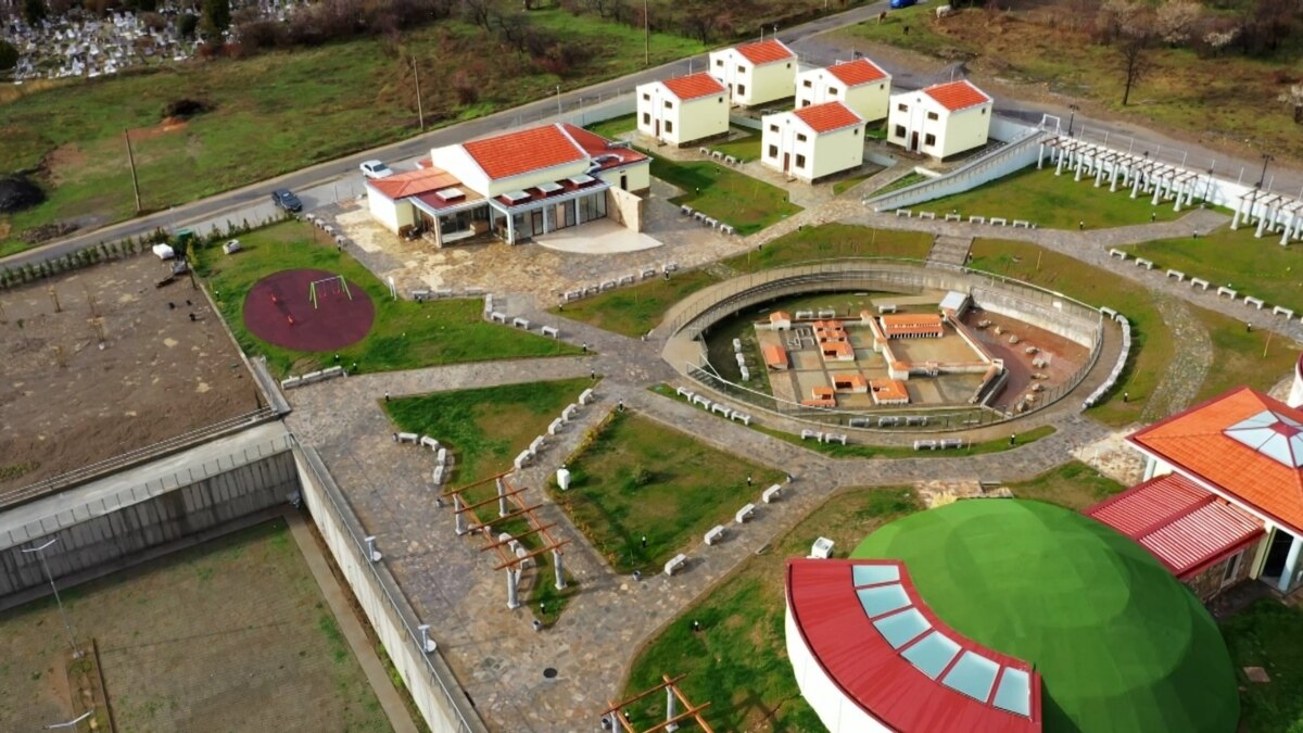 O butaforie de tip „Disneyland” a unui oraș antic dispărut stârnește ...