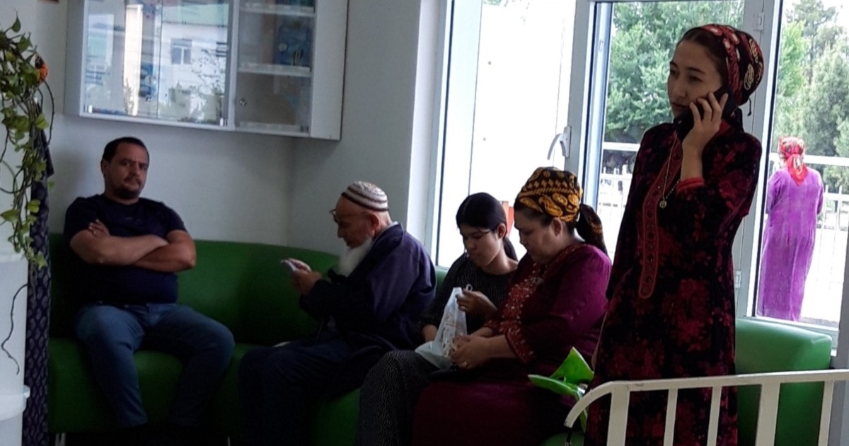 Ahalda býujet işgärleriniň aýlyklarynyň berilmegi ýene gijikdirilýär