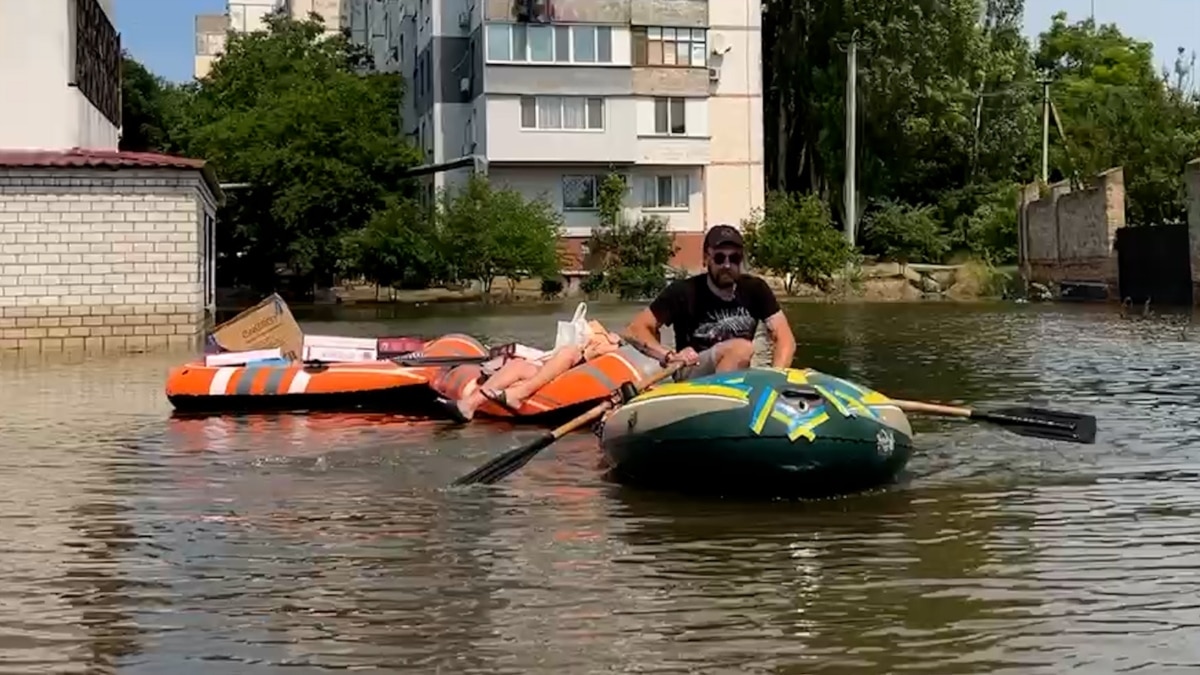 Ukrainian Volunteers Brave Flooded Streets To Support Remaining Kherson ...