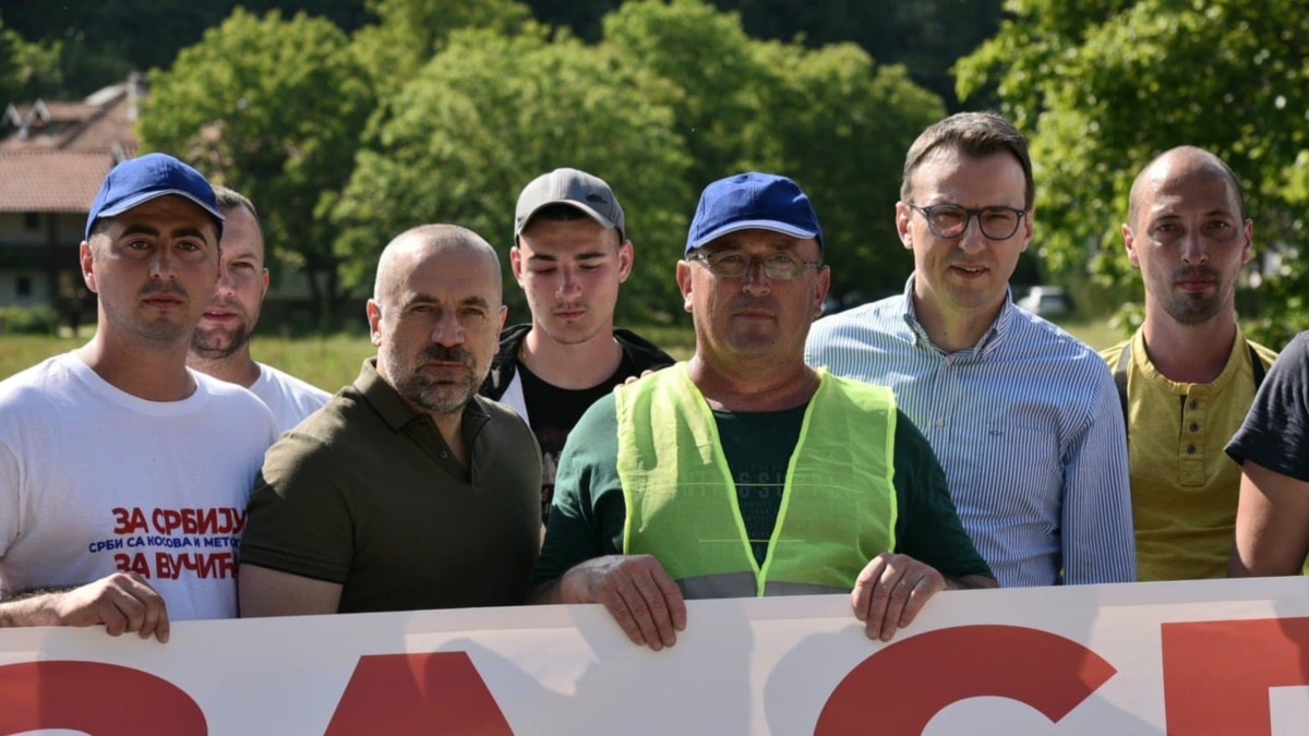 Na Vučićev miting u Beograd preko granice autobusima i pešice