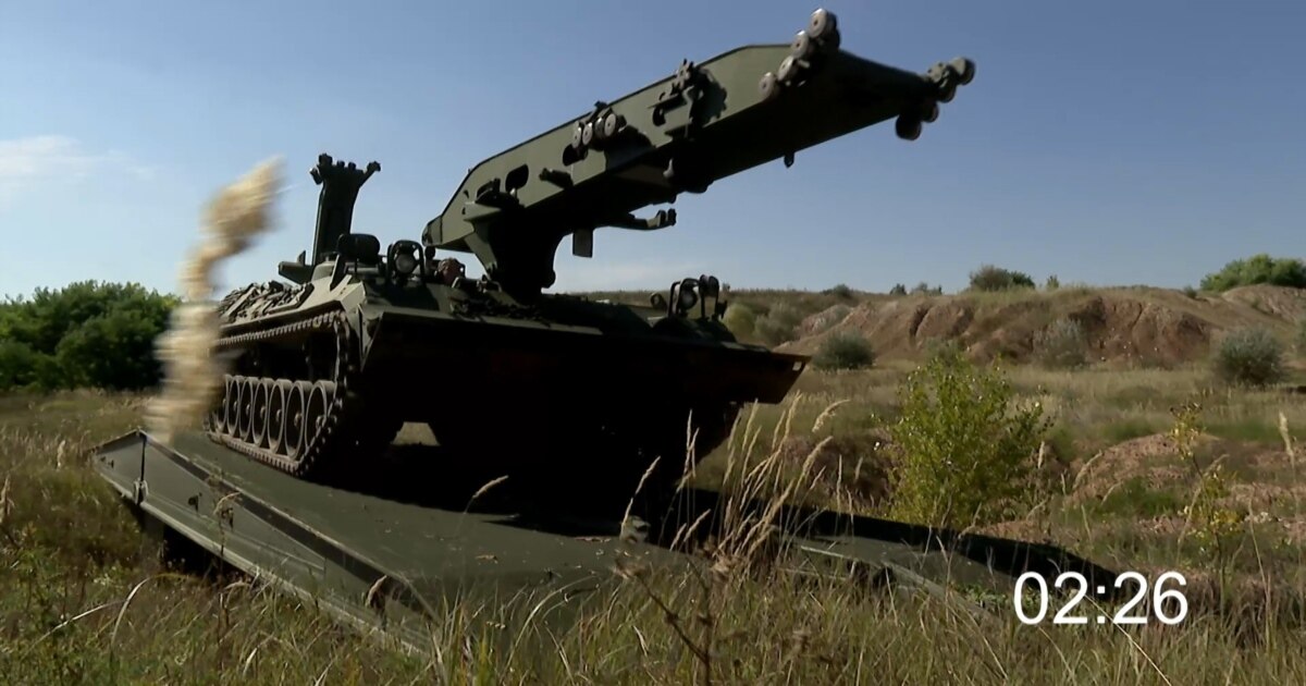 Ukrainian Troops Train With Newly Delivered German Bridge-Laying Equipment