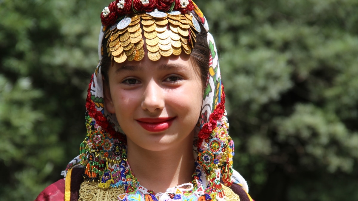 Veshja plot ngjyra e Lumës