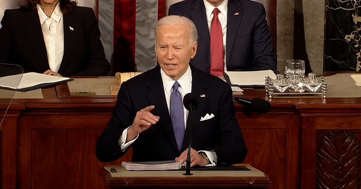 Joe Biden évértékelőjében az orosz elnök előtt meghajló Donald Trumpot ...