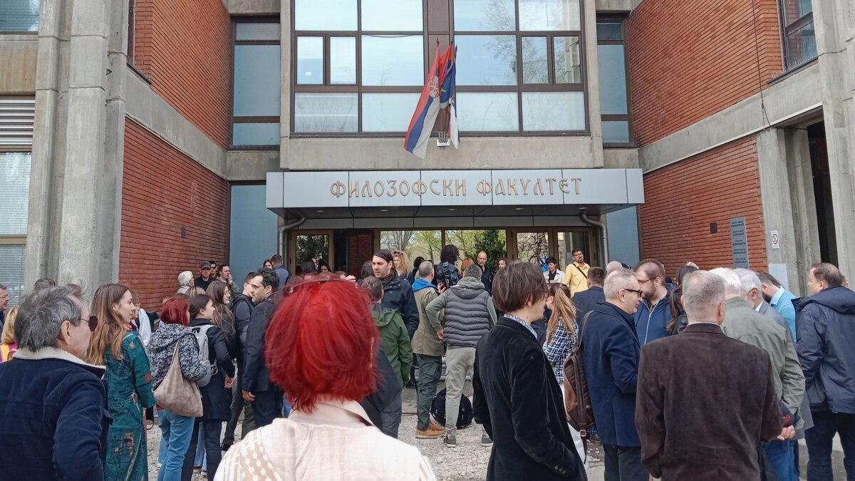 Skup podrške profesoru i novinaru Dinku Gruhonjiću u Novom Sadu ... Skup podrške profesoru i novinaru Dinku Gruhonjiću u Novom Sadu ...