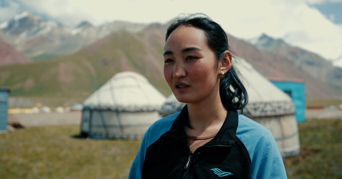 Kampi me kasolle i nënës së re në malin e lartë aziatik