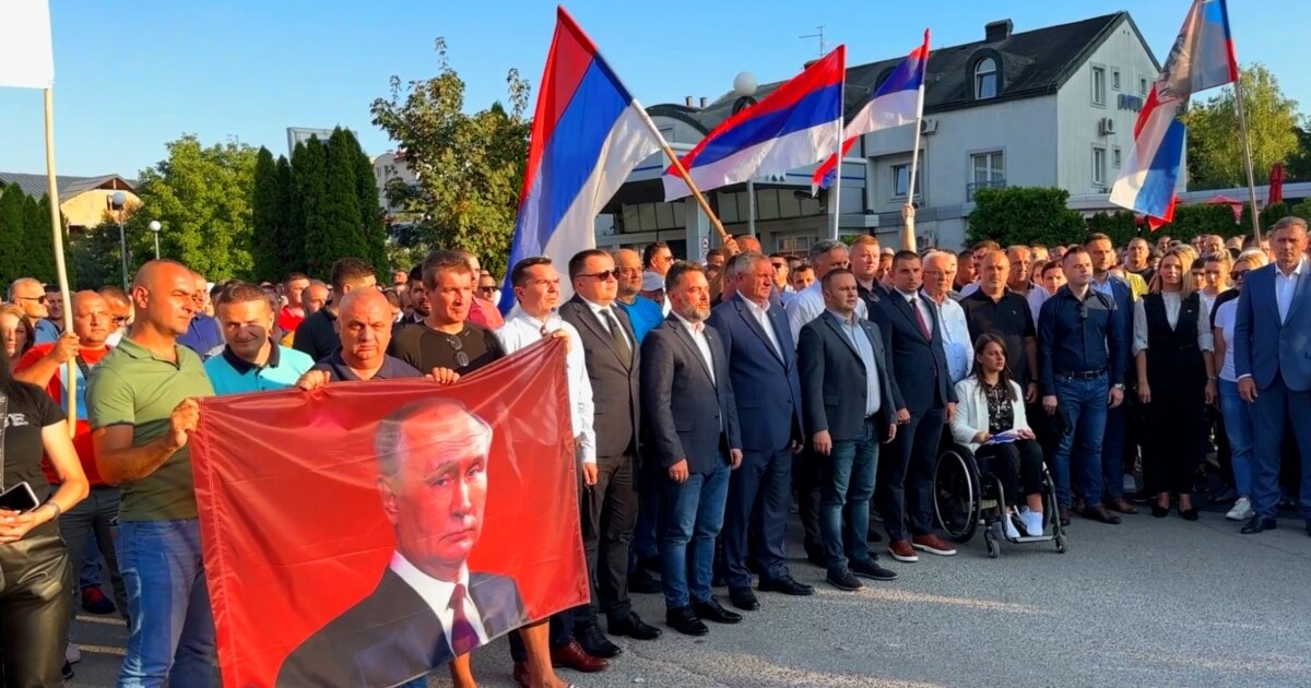 Bosnian Serb Protesters Wave Putin Portraits