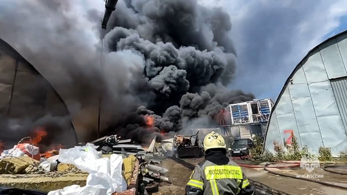Large Fire Breaks Out In Eastern Moscow