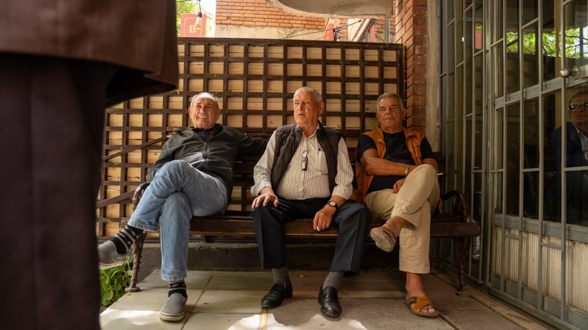 Пензиите во Косово доволни за бурек и супа