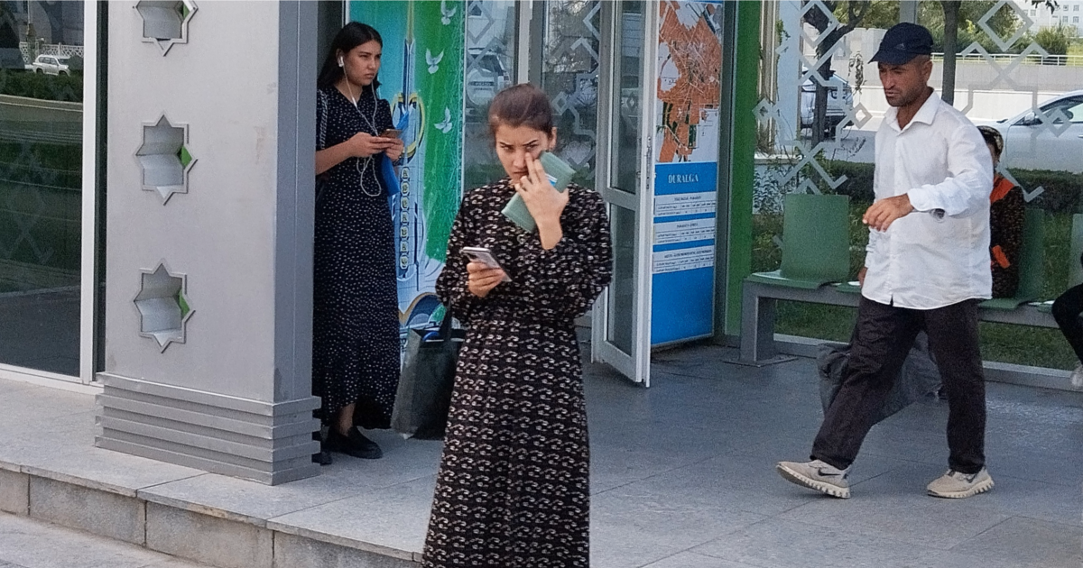 Türkmenistanlylar mobil telefonynyň nomerini çalyşmakda, hasabyny ...