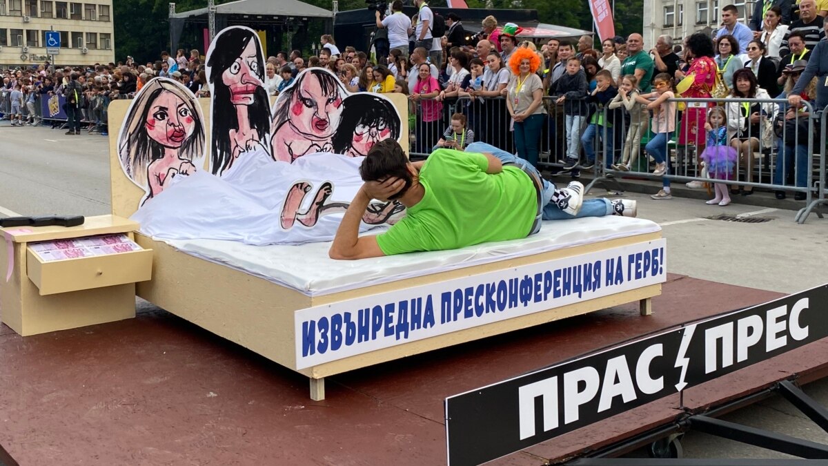 Политиката в спалнята Борисов в пералнята Нинова в бара Има ли граници за смеха от Габрово