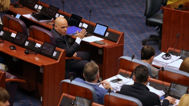 Собранието по ноќната дебата напладне продолжува со реконструкција на Владата