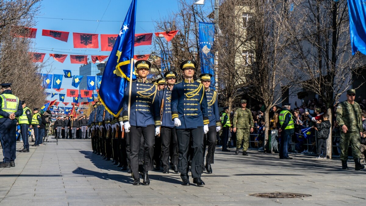 Paradom u centru Prištine obeležena 15. godna nezavisnosti