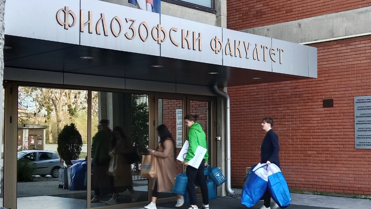 Deo studenata blokirao zgradu Rektorata u Novom Sadu