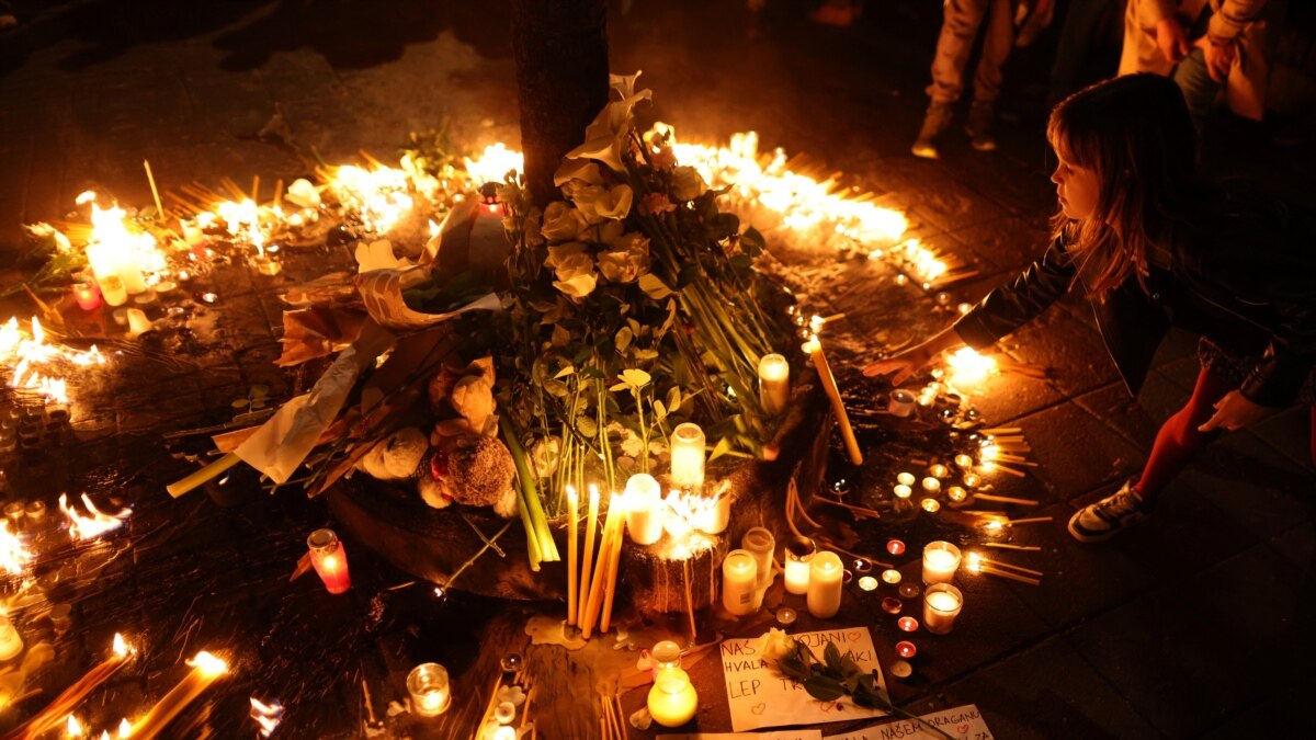 Cveće i sveće za stradale u školi u Beogradu