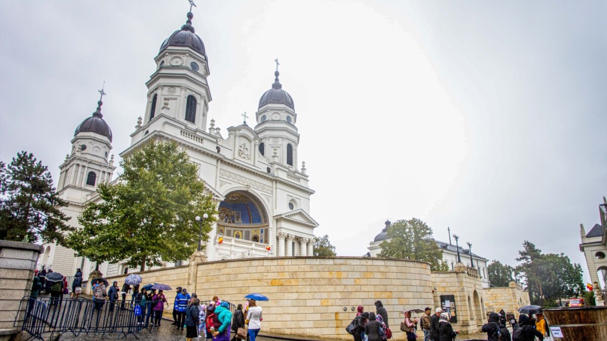 Fotogalerie | 330.000 de oameni s-au închinat la racla cu moaștele ...