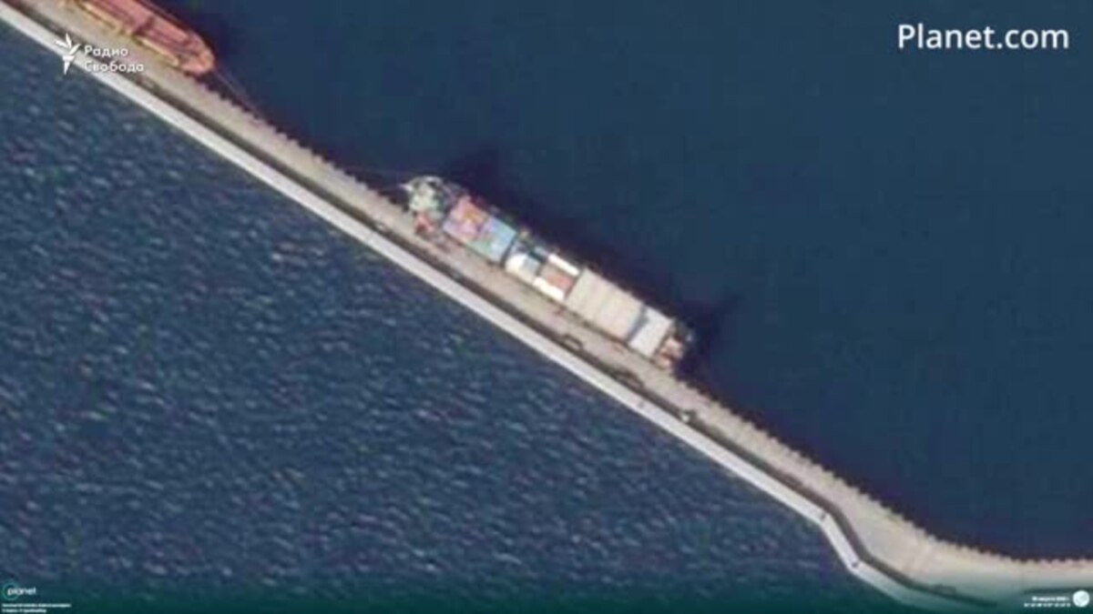 Разгрузка судна SPARTA II, доставившего российские системы ПВО из Сирии ...