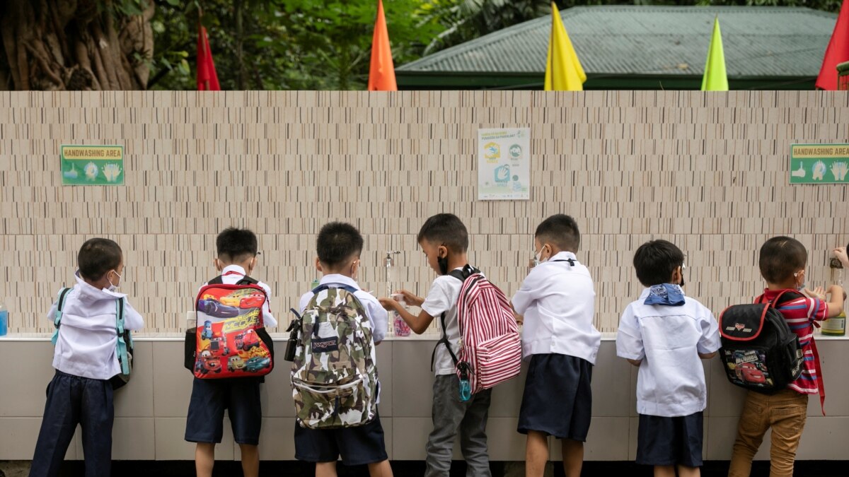 Nxënësit në Filipine kthehen në shkollë për herë të parë pas COVID-19