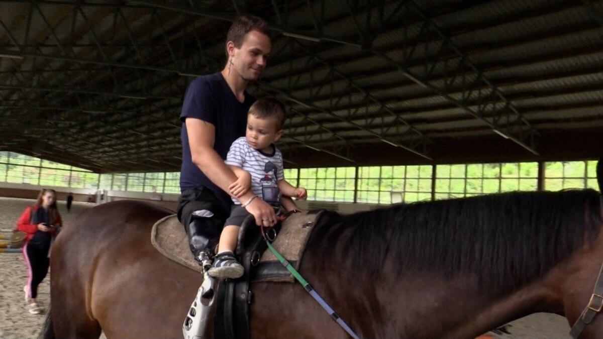 O „călărire în zori” cu efect terapeutic pentru militarii ucrainenii ...