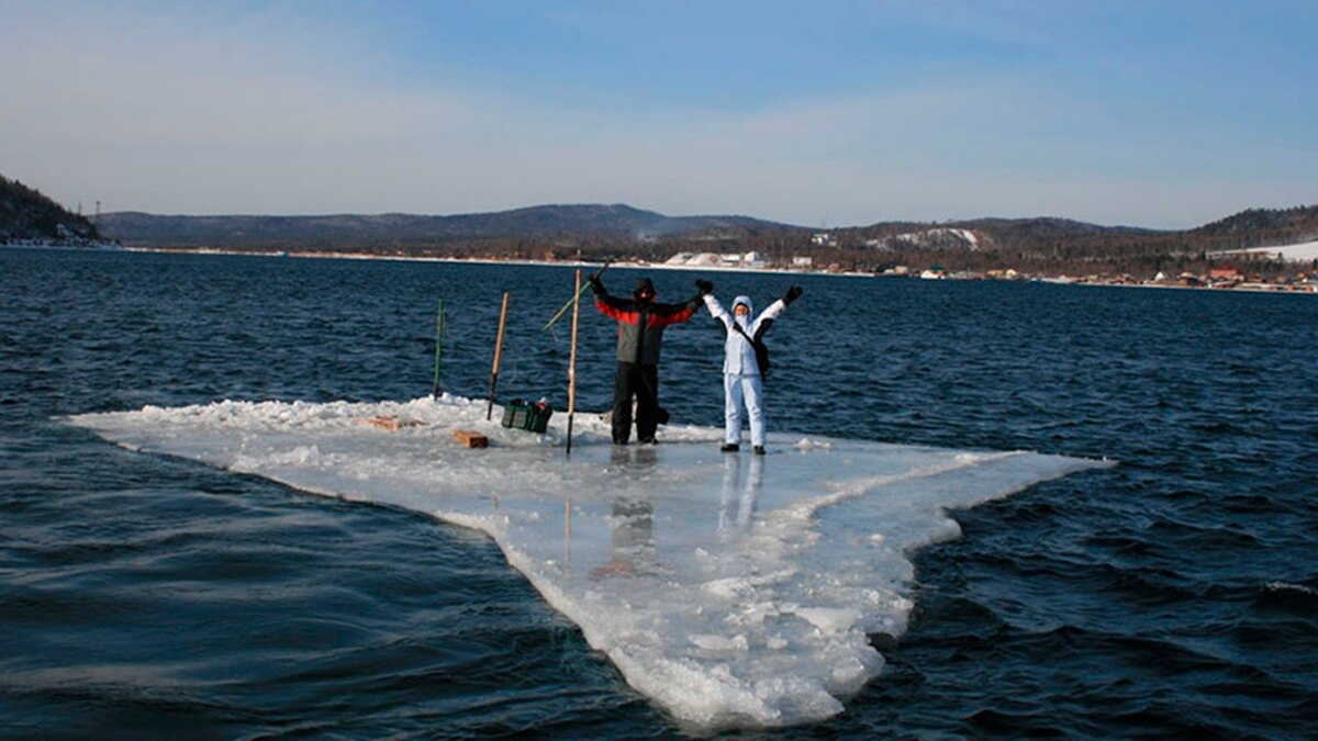 Russian Crews Rescue Hundreds Of Fishermen Stranded On Ice Floe