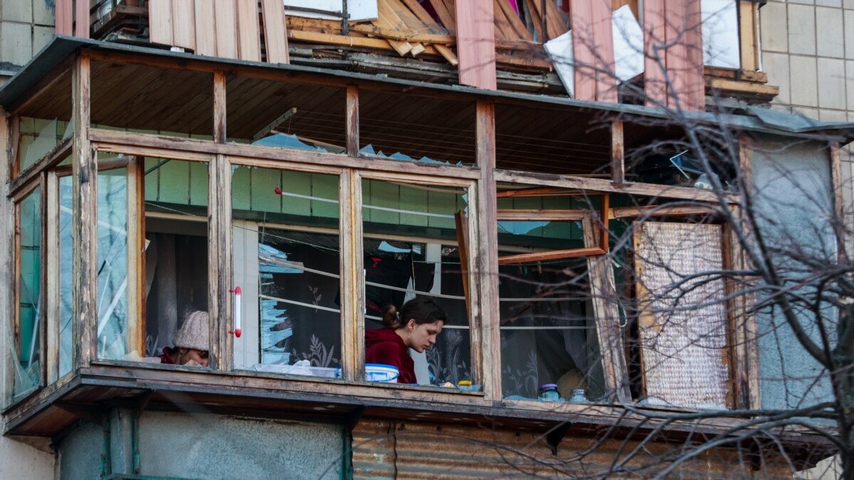 Нічна атака РФ на Київщині через падіння уламків пошкоджені сім будинків